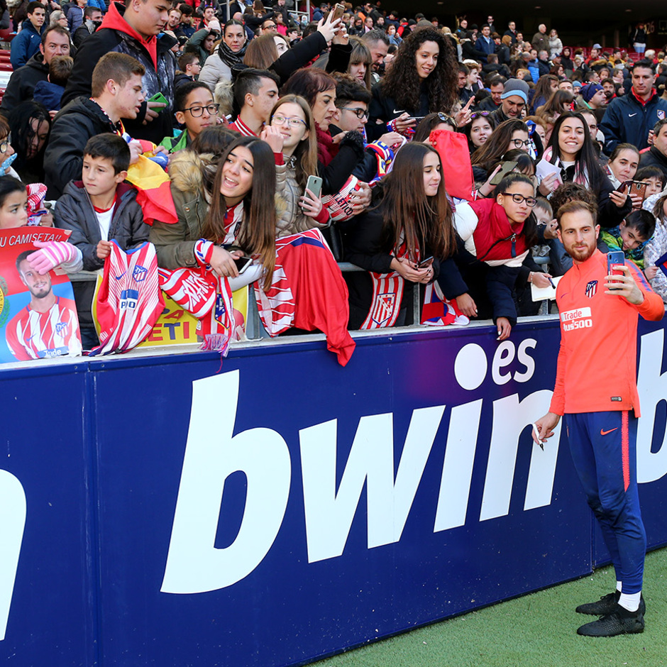 Atleti fans enjoy first training session of the year at the Wanda ...