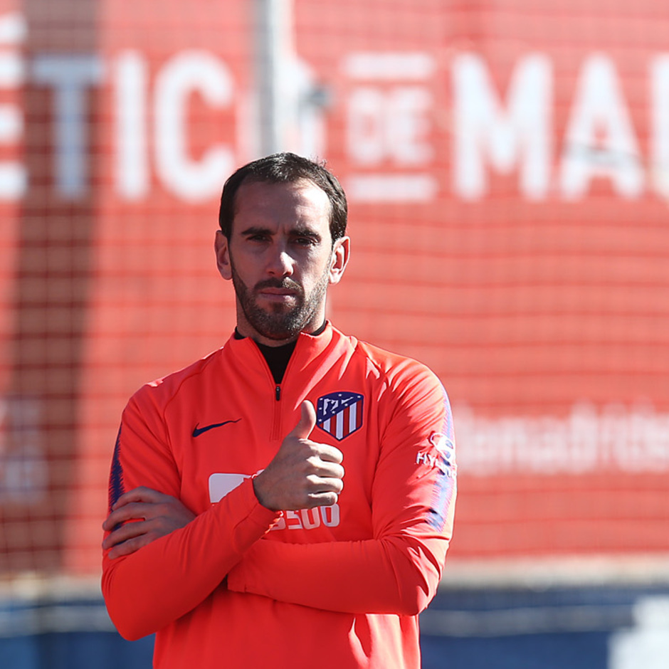 Godín fit for Madrid Derby - Club Atlético de Madrid · Web oficial