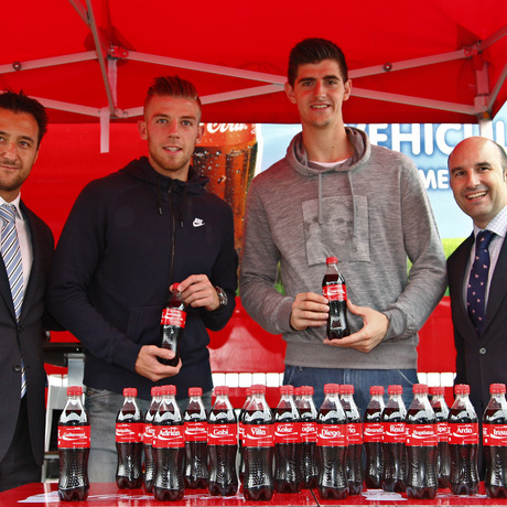 The squad share a Coca-Cola with the fans - Club Atlético de Madrid